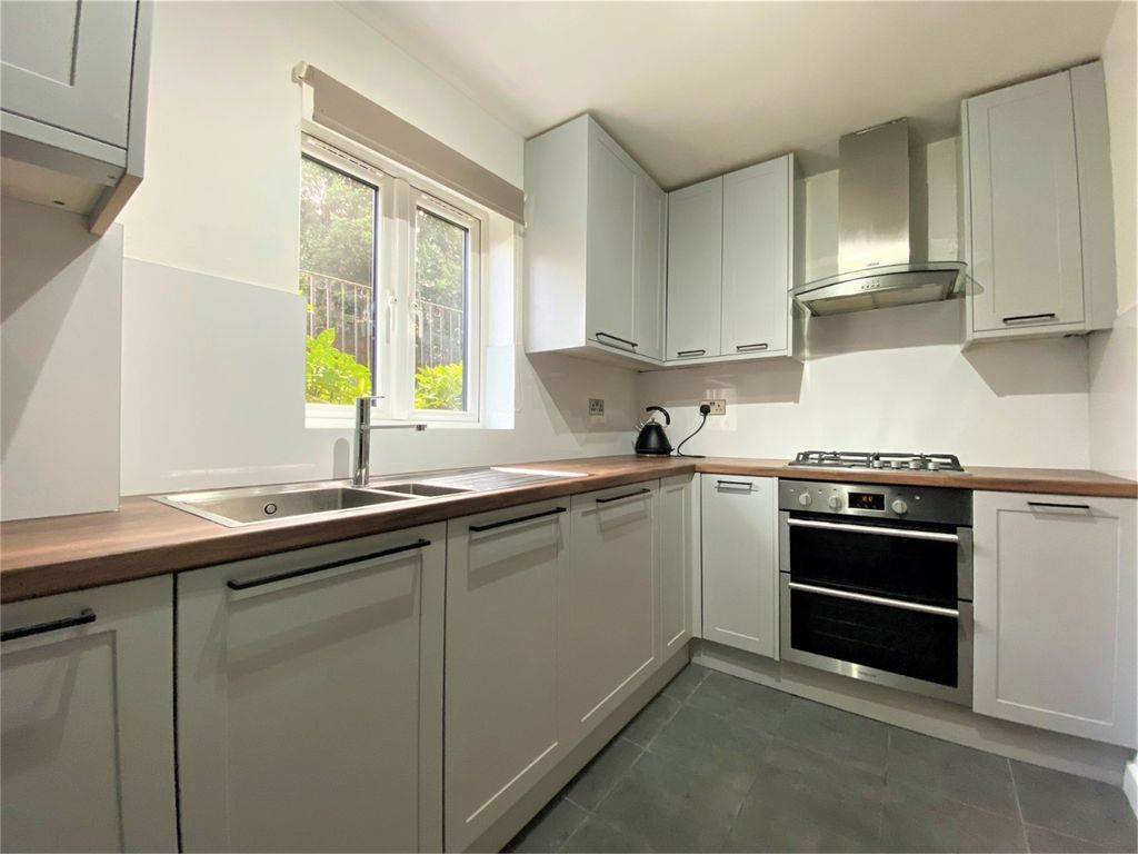 2 bed flat to rent in Pages Lane, Uxbridge, Middlesex UB8, £1,550 pcm ...
