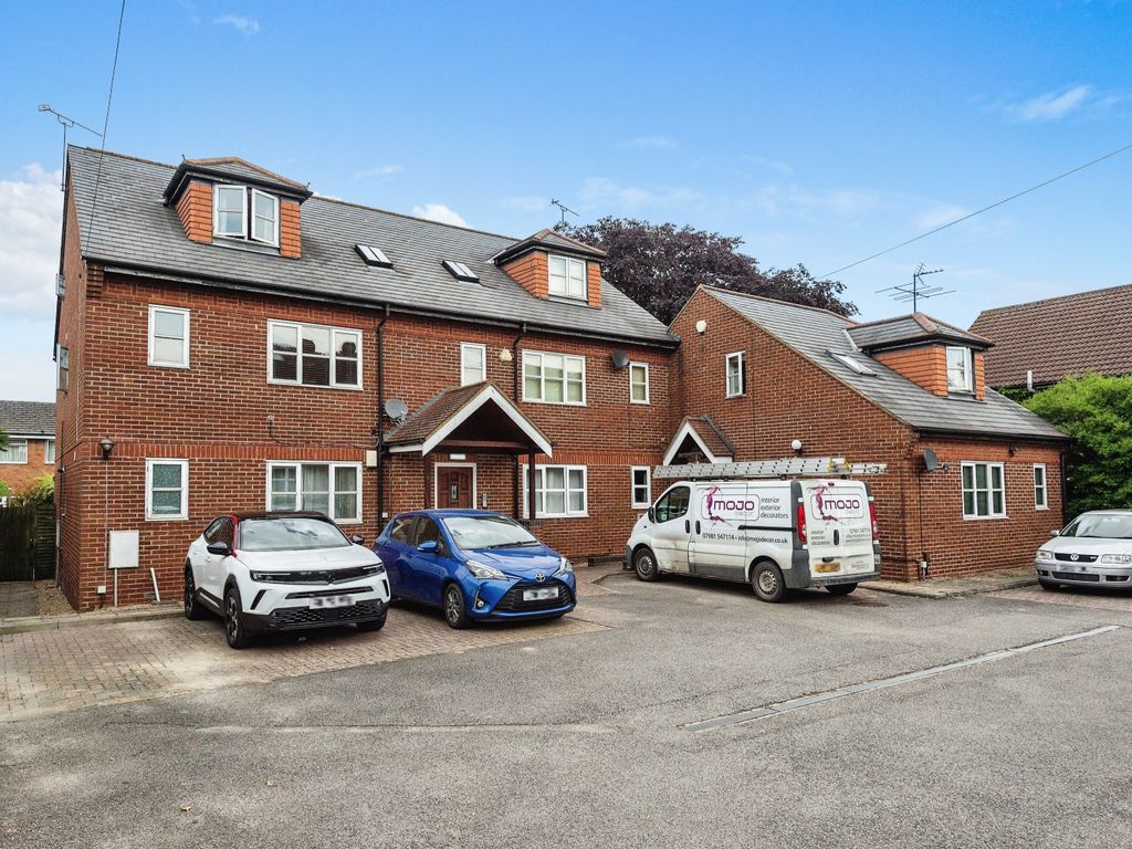 2 bed flat for sale in West Street, Dunstable LU6, £220,000 - Zoopla