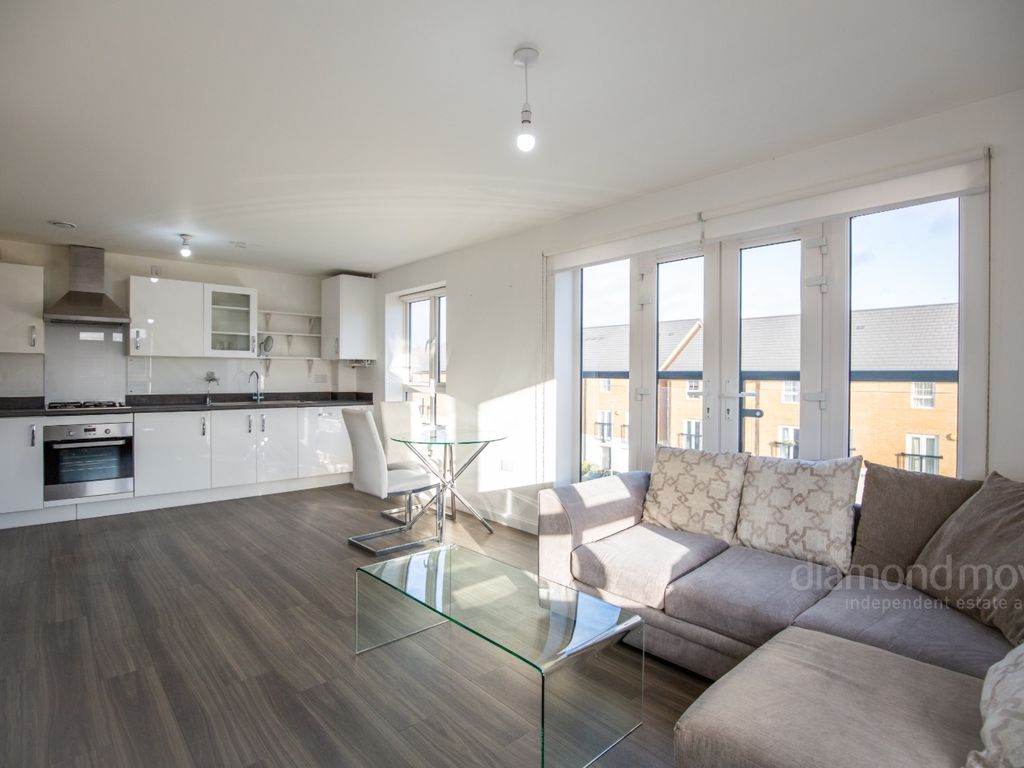 2 bed flat for sale in Kenyon Way, Slough SL3, £320,000 - Zoopla