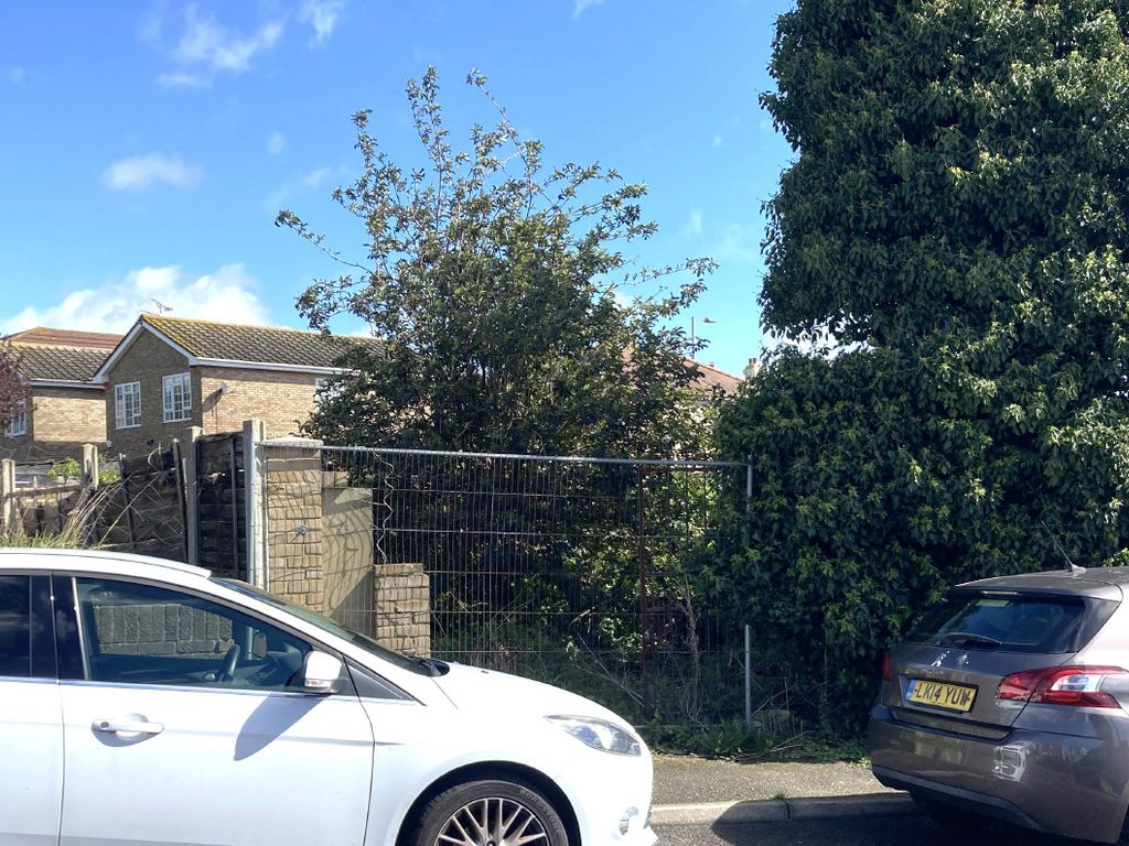 Land for sale in Common Lane, Benfleet SS7, £10,000 - Zoopla