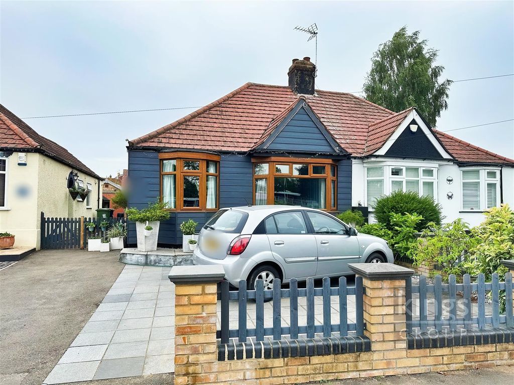 2 Bed Semi Detached Bungalow For Sale In Blindmans Lane Cheshunt
