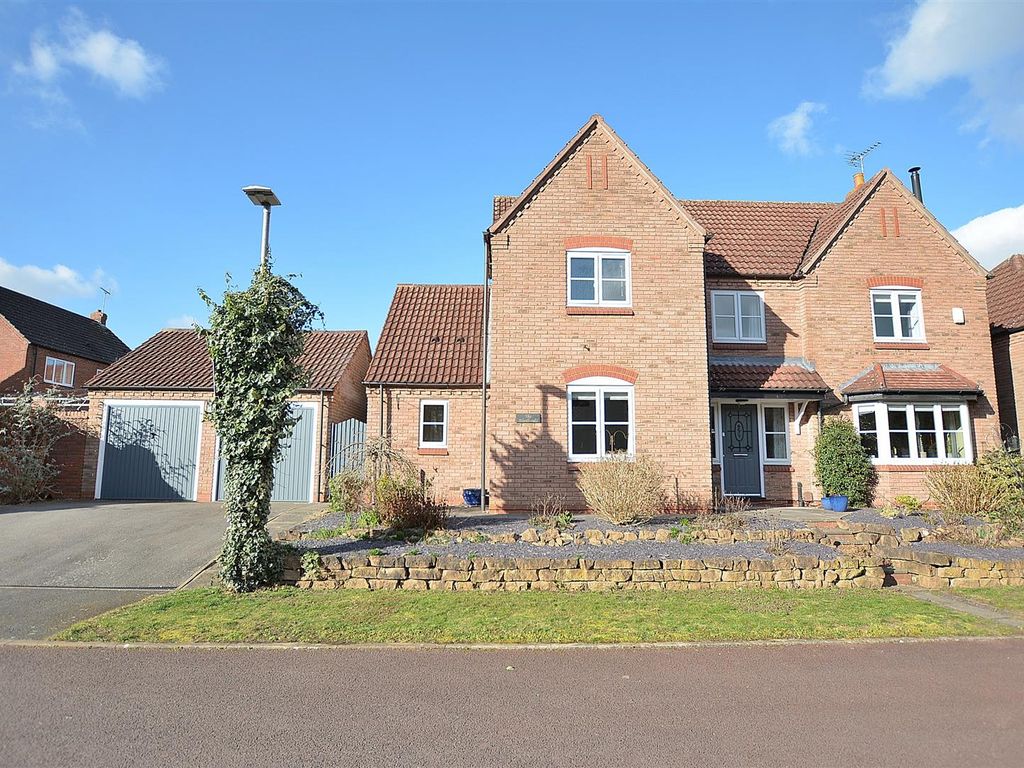 4 bed detached house for sale in Chestnut Close, Harlow Wood, Mansfield ...
