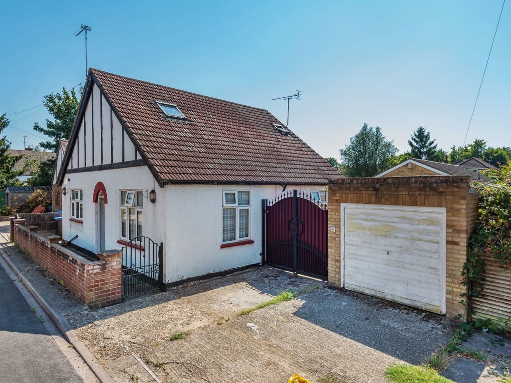 3 bed detached house for sale in Byfleet, Surrey KT14 - Zoopla