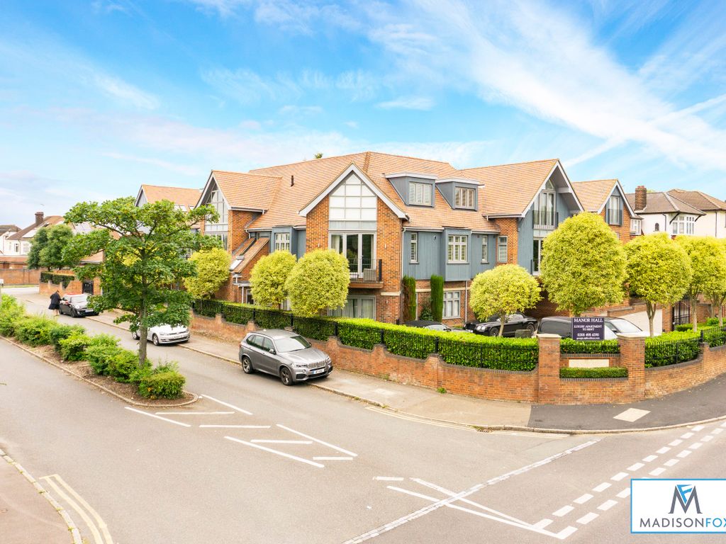 2 bed flat to rent in Manor Road, Chigwell, Essex IG7, £2,750 pcm - Zoopla