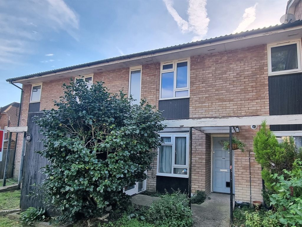 2 bed maisonette for sale in Bramble Close, Copthorne, Crawley RH10, £ ...