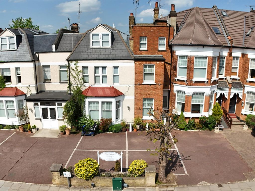 Woodside Park Road, London N12, Hotel to let, £250,000 pa - Zoopla
