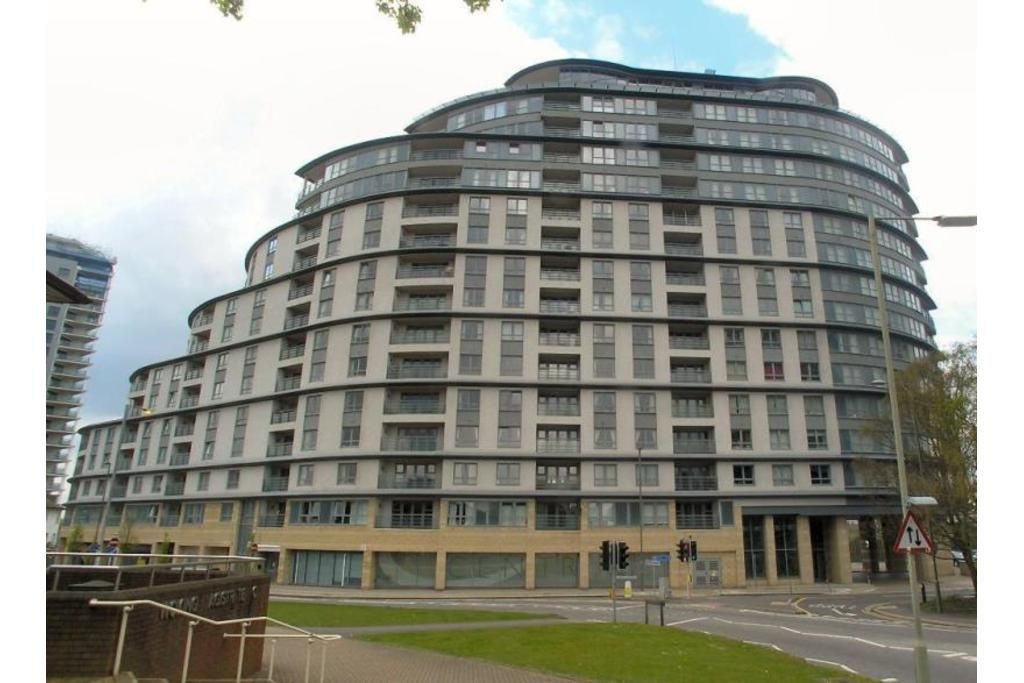2 bed flat to rent in Centrium, Station Approach, Woking GU22 - Zoopla