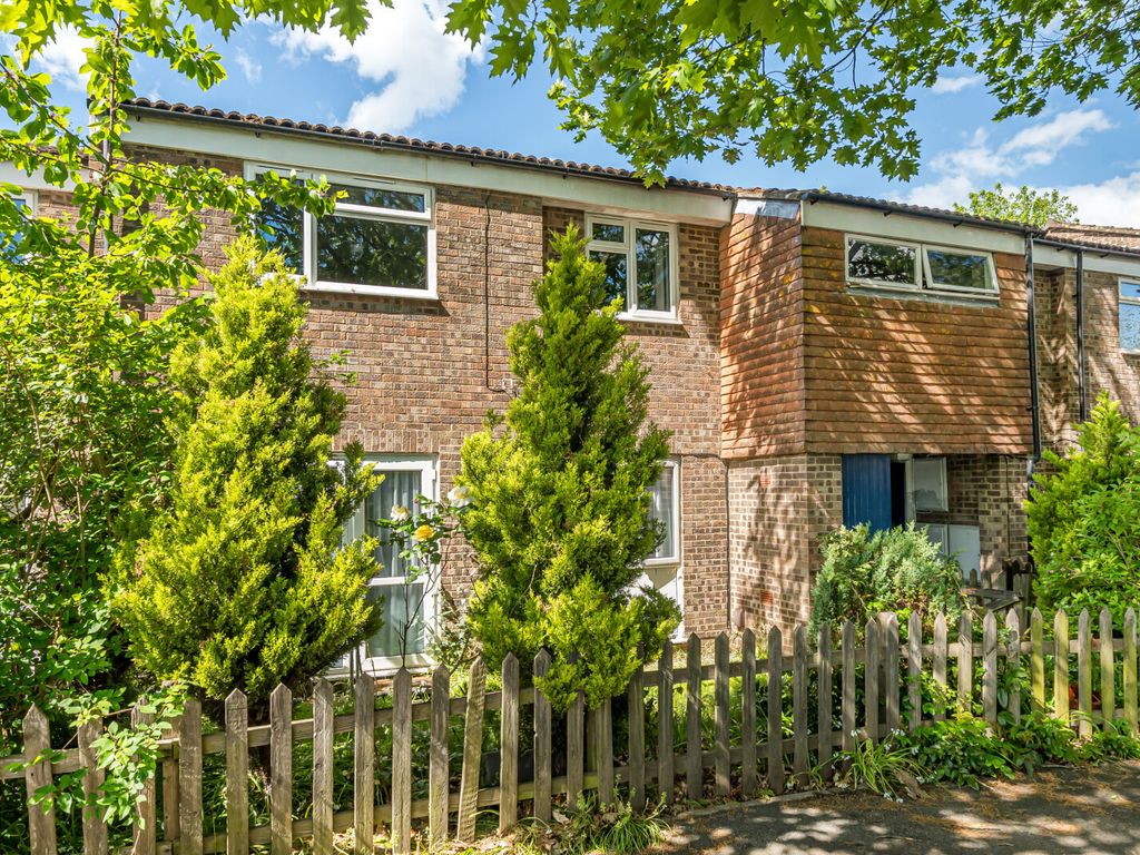 1 bed flat for sale in Queens Court Ride, Cobham KT11, £229,950 - Zoopla