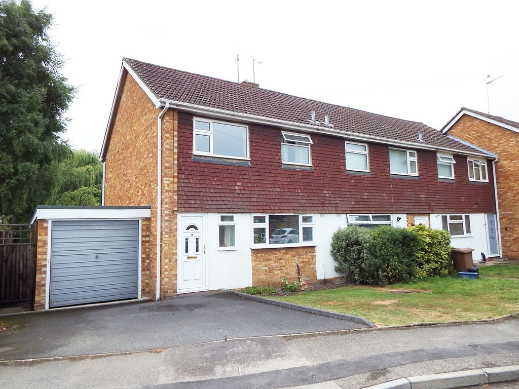 3 Bed End Terrace House For Sale In Derwent Close Farnborough Gu14