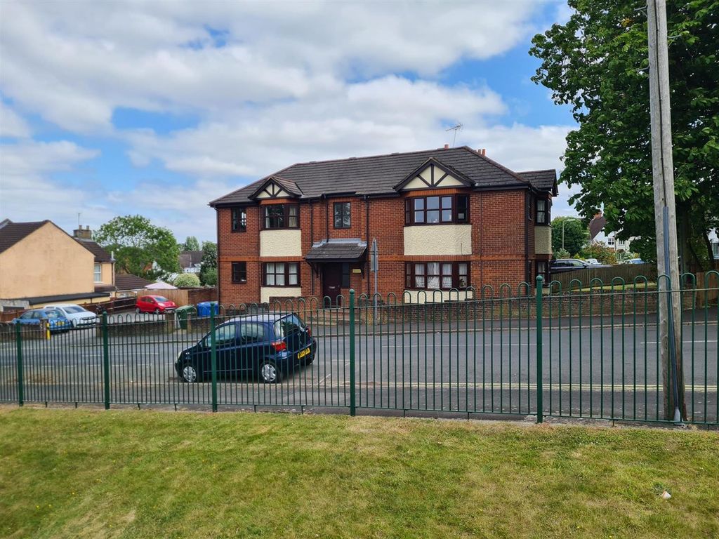 2 bed flat for sale in St. Georges Road, Aldershot GU12, £200,000 - Zoopla