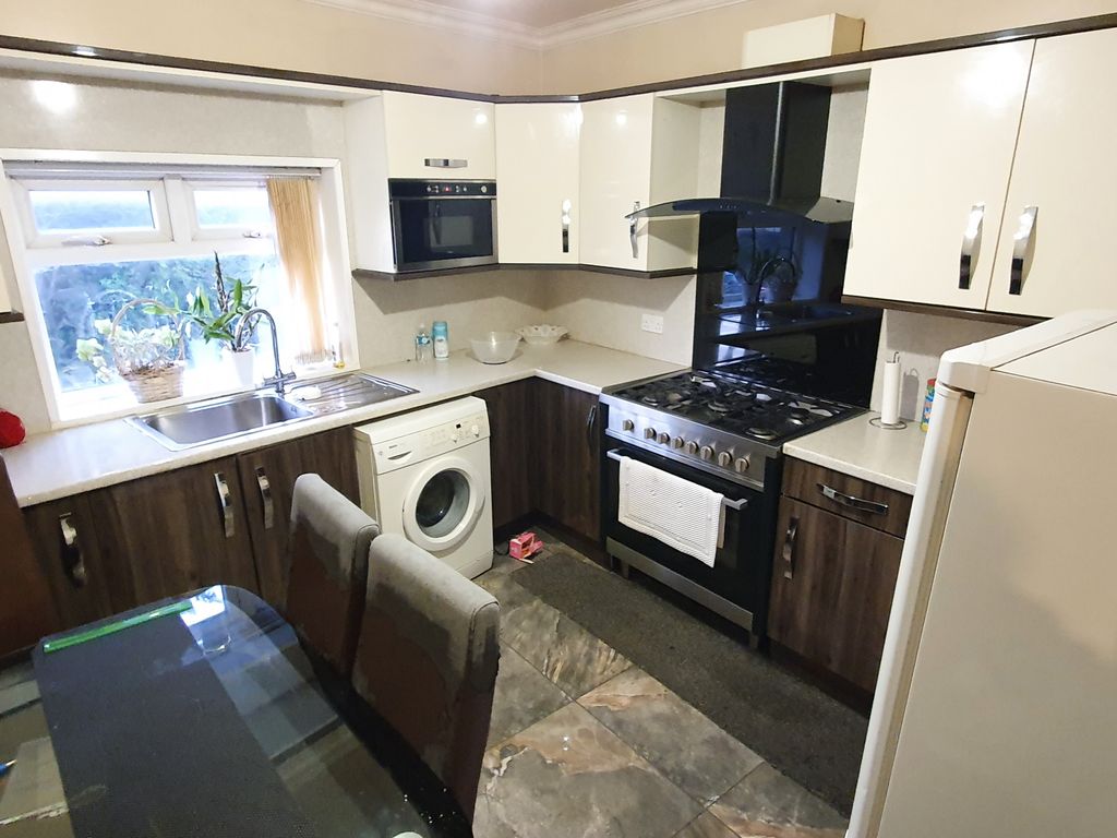 4 bed flat to rent in Leeds Old Rd, Bradford BD3 - Zoopla