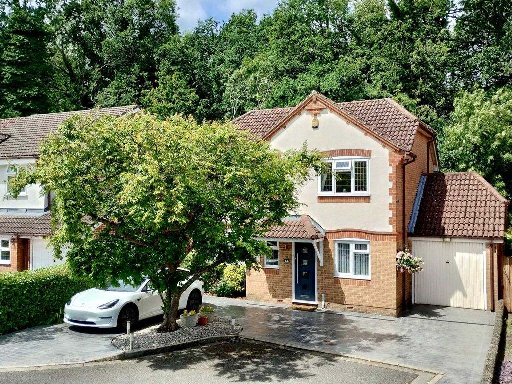 4 bed detached house for sale in Whitmores Wood, Hemel Hempstead HP2, £ ...