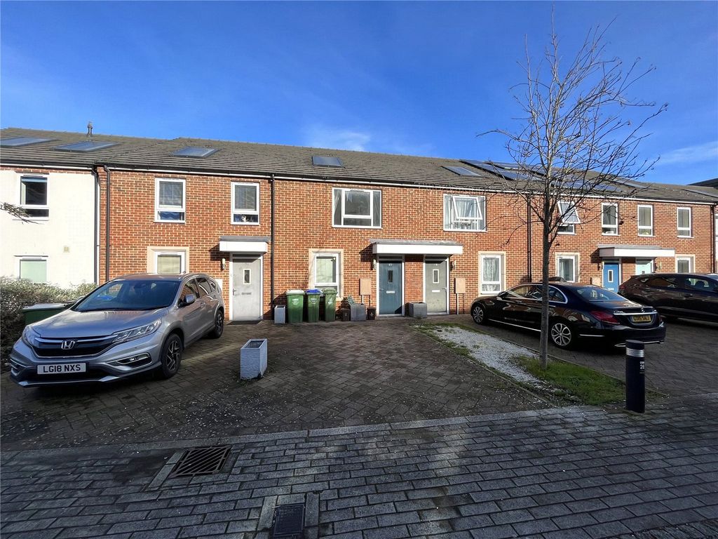 3 bed terraced house to rent in Alcock Crescent, Dartford, Kent DA1, £2,000 pcm - Zoopla