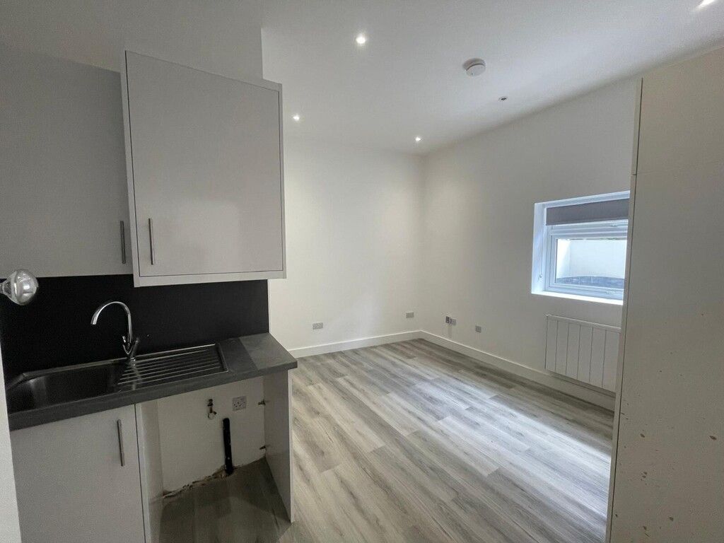 Studio to rent in London Road, London SW16, £1,250 pcm - Zoopla