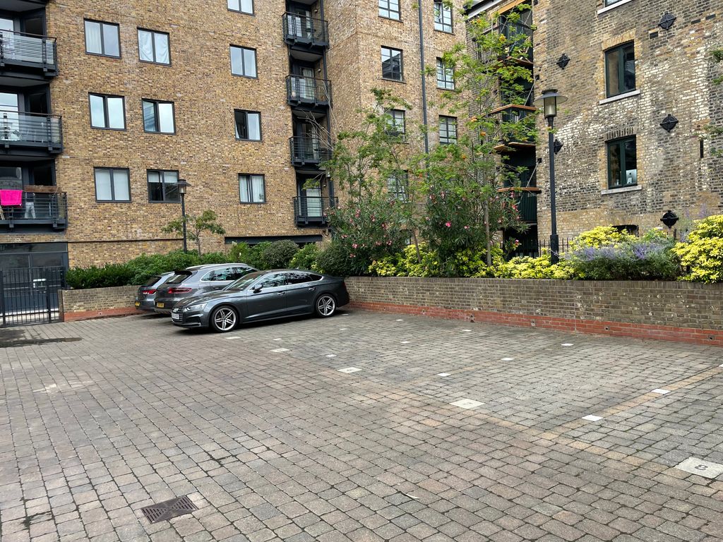Parking/garage to rent in Curlew Street, London SE1, £200 pcm - Zoopla