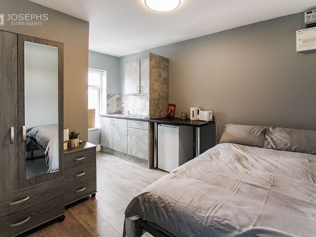 Studio to rent in Derby Street, Bolton BL3, £680 pcm - Zoopla