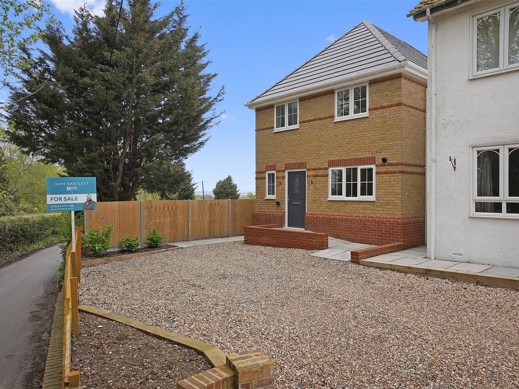 New Home 3 Bed Detached House For Sale In Wallbridge Lane Rainham