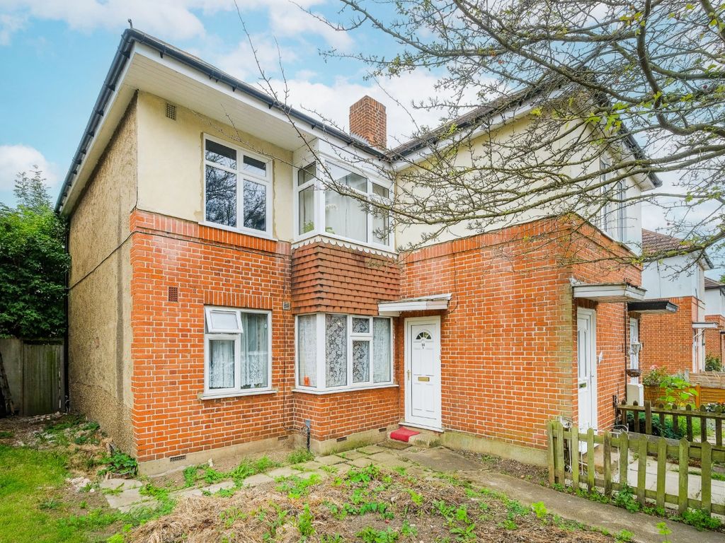 2 Bed Maisonette For Sale In Grantham Gardens Chadwell Heath Romford