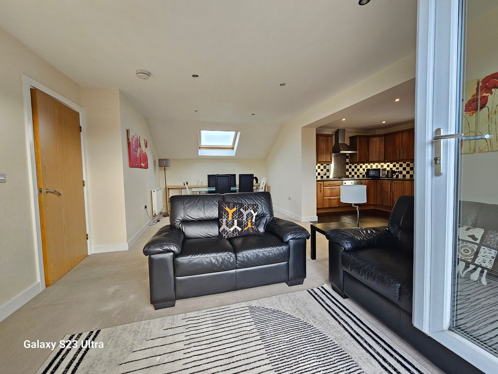 2 bed flat to rent in Valley Road, Sheffield S8, £950 pcm - Zoopla