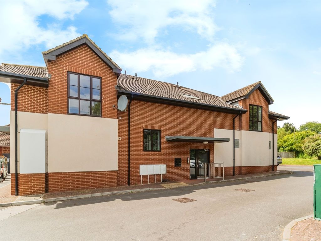 2 bed flat for sale in Lodge Road, Pewsham, Chippenham SN15, £160,000 ...