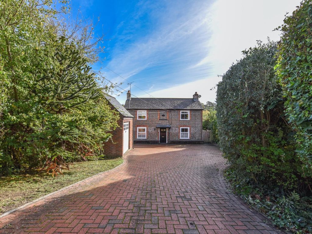 5 bed detached house for sale in Clatterford Road, Newport PO30, £ ...