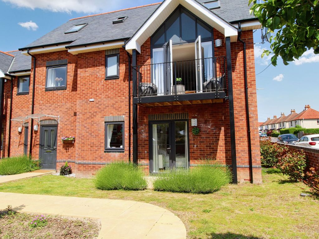 2 bed flat for sale in 79 Station Road, Netley Abbey SO31, £250,000 ...