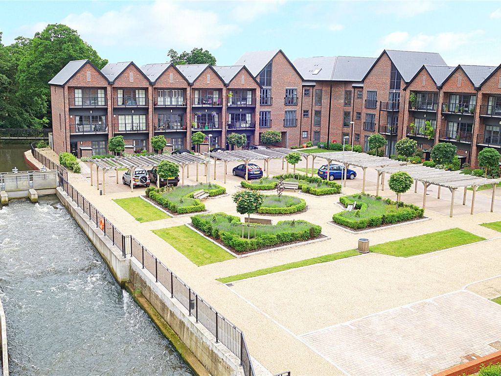 2 Bed Flat For Sale In Gresham Park Road Old Woking Woking Surrey