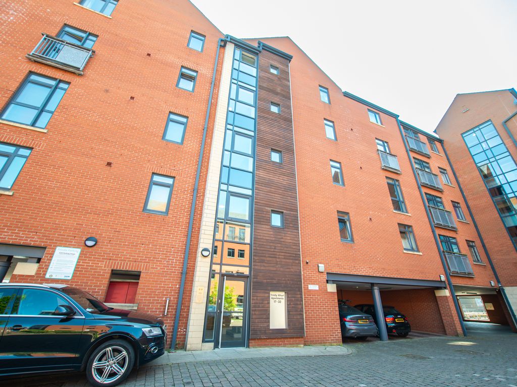 2 bed flat to rent in High Street, Hull HU1, £800 pcm - Zoopla
