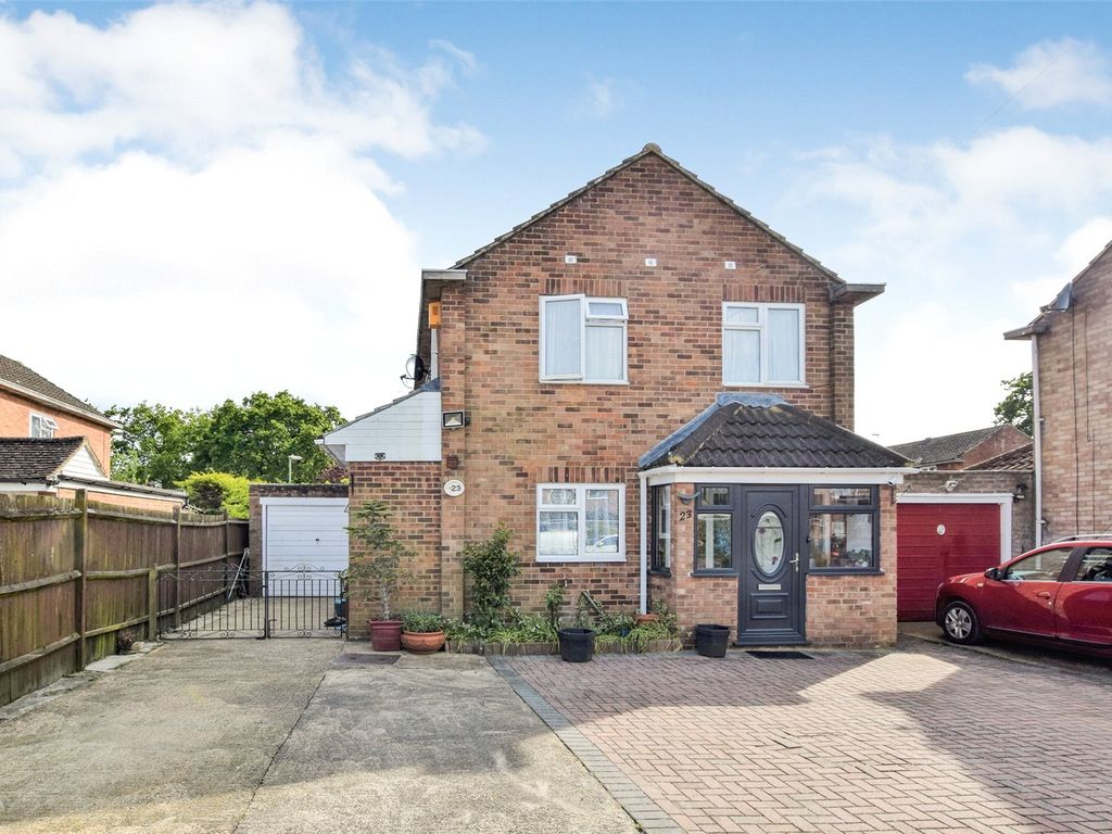 4 bed detached house for sale in Middleton Gardens, Farnborough GU14, £ ...