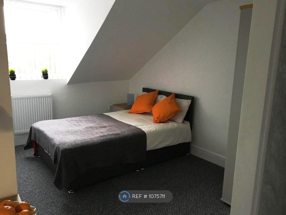 Room to rent in Pentre House, Pentre, Deeside CH5, £455 pcm - Zoopla