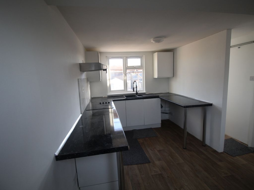 3 bed flat to rent in Trinity Road, Southall UB1, £2,000 pcm - Zoopla