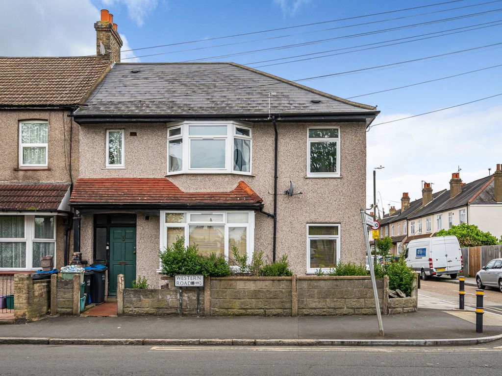 4 bed flat for sale in Western Road, Mitcham CR4, £400,000 - Zoopla