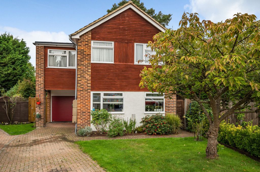 4 Bed Link Detached House For Sale In Whitehill Close Camberley
