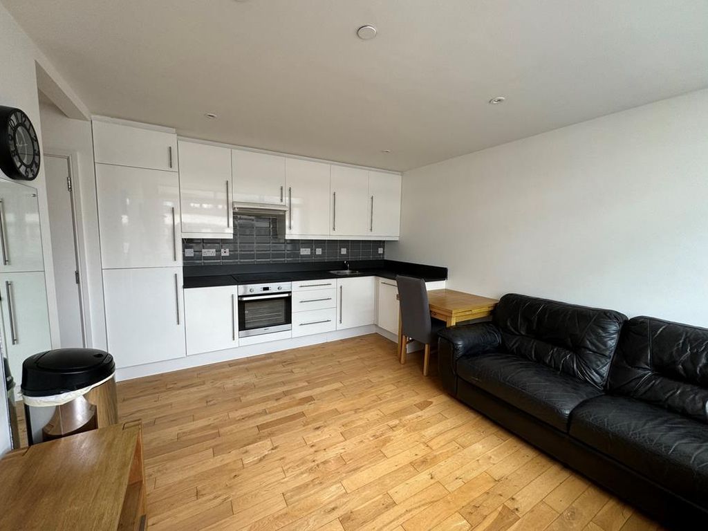 2 bed flat to rent in Lee Street, Leicester LE1, £1,050 pcm - Zoopla