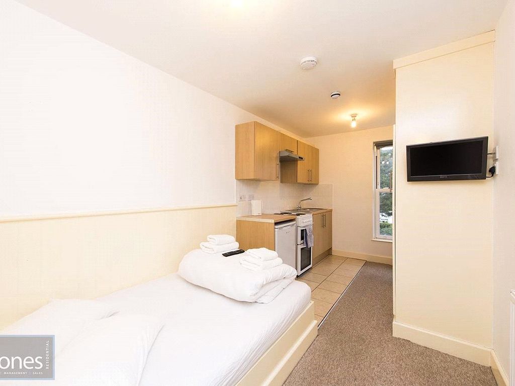 Studio to rent in Belsize Square, Belsize Park, London NW3, £1,250 pcm ...