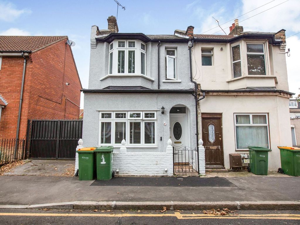 3 bed end terrace house for sale in Chadwin Road, London E13 - Zoopla