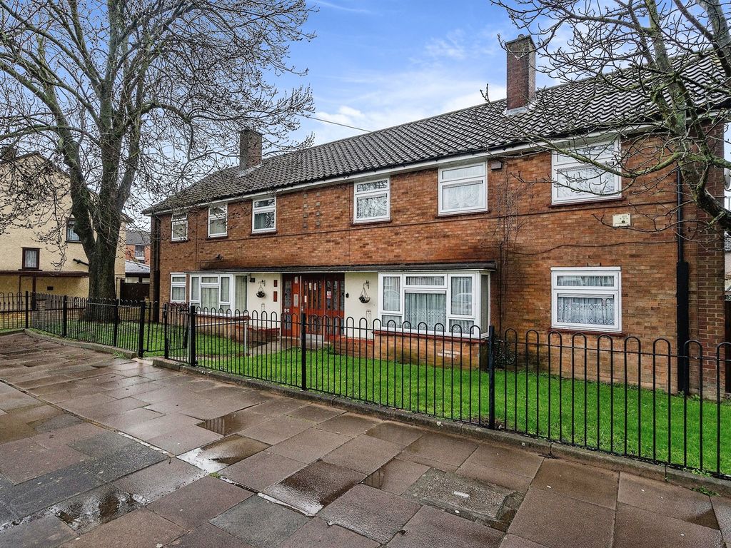 2 bed flat for sale in Ramsey Close, Luton LU4 - Zoopla