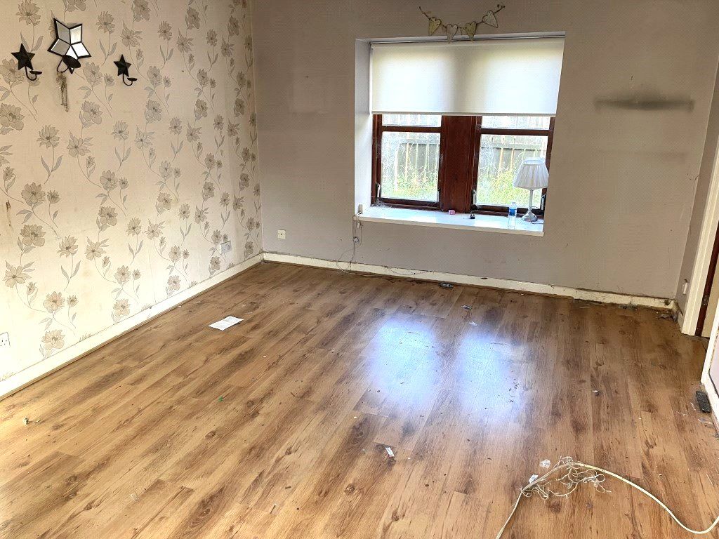 2 bed flat for sale in Earls Court, Alloa FK10, £37,000 - Zoopla