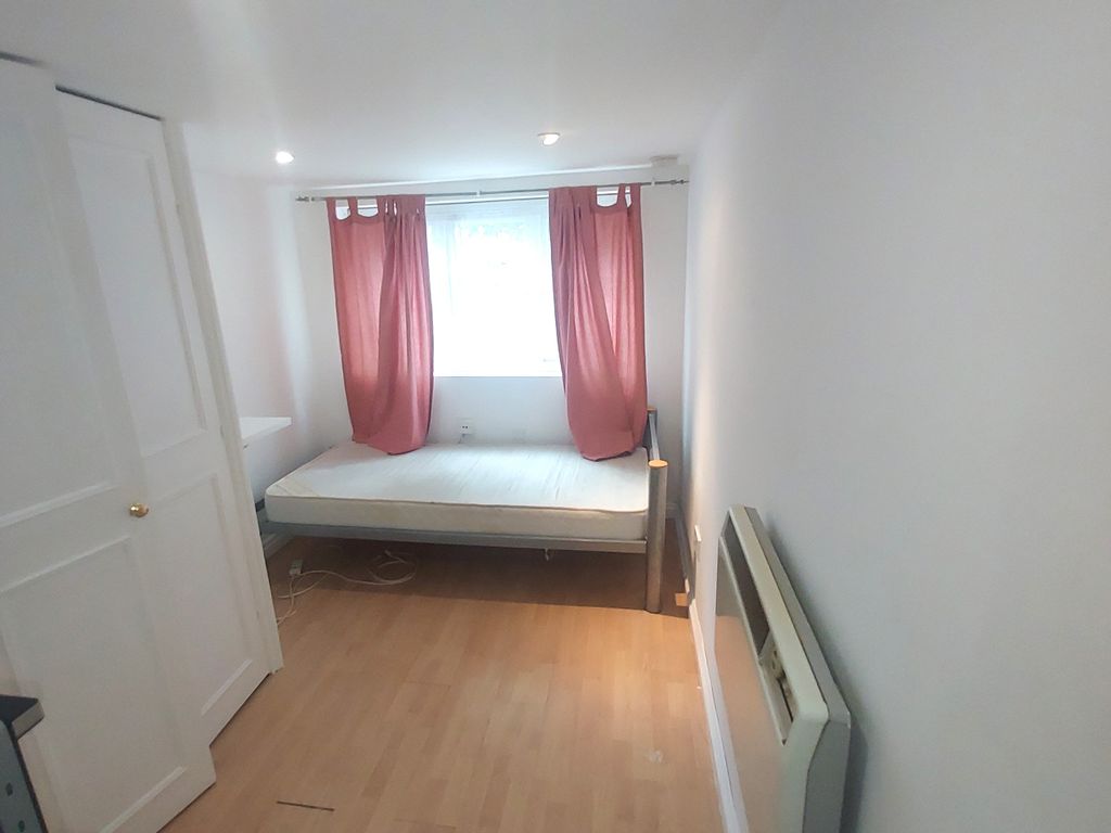 Studio to rent in Brecon Close, Mitcham, London CR4, £850 pcm - Zoopla