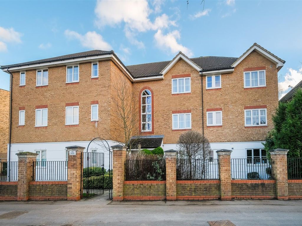 2 bed flat to rent in Chigwell Road, London E18, £1,900 pcm - Zoopla