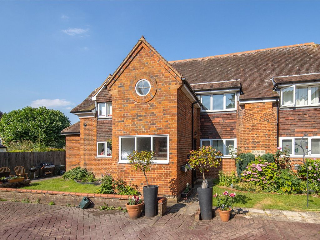 2 bed flat to rent in East Street, Lilley, Luton, Hertfordshire LU2, £ ...