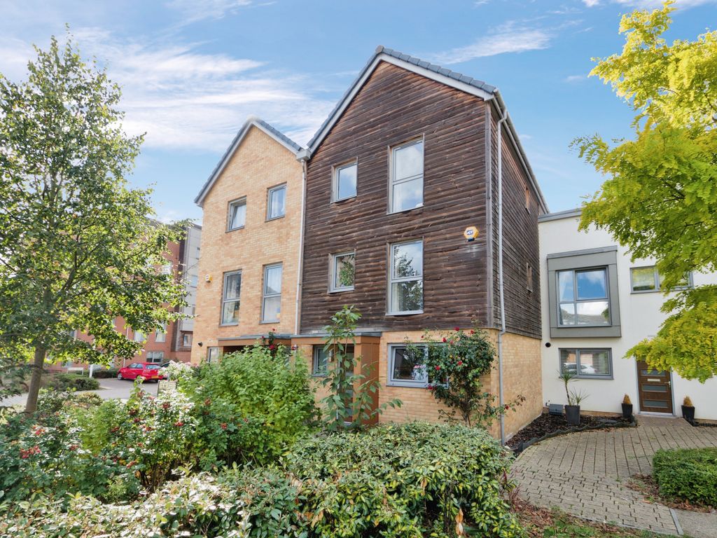 5 Bed Semi Detached House For Sale In Stones Avenue Dartford Kent Da1