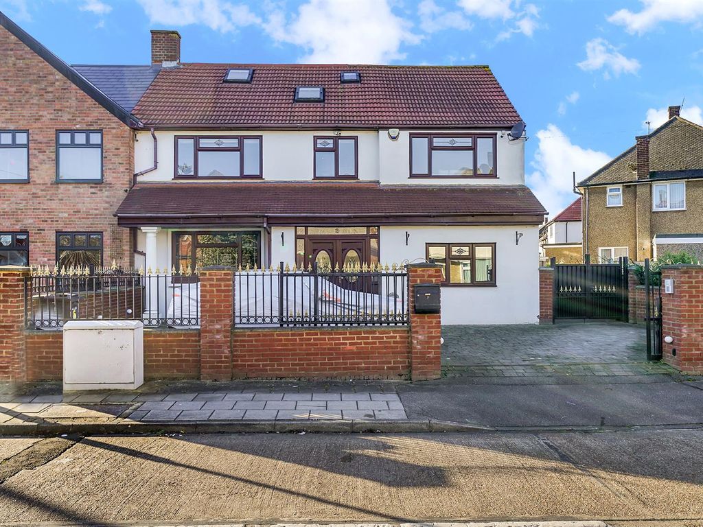 5 Bed Property For Sale In Freshwell Avenue Chadwell Heath Romford