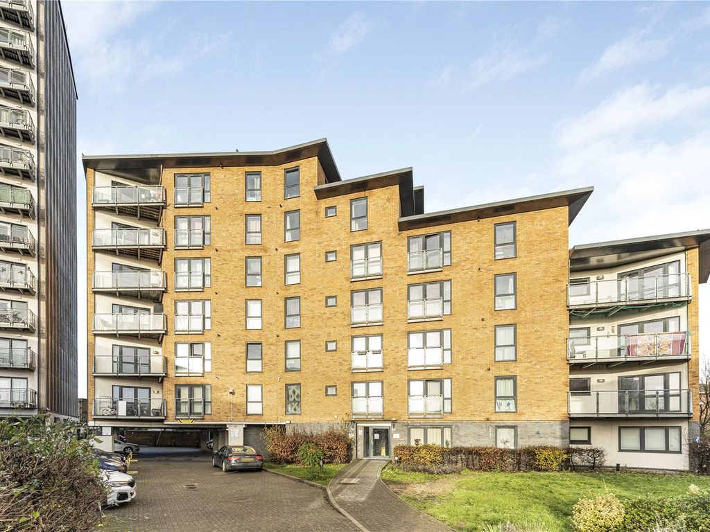 1 bed flat for sale in Gateway Court, Parham Drive, Ilford IG2, £ ...