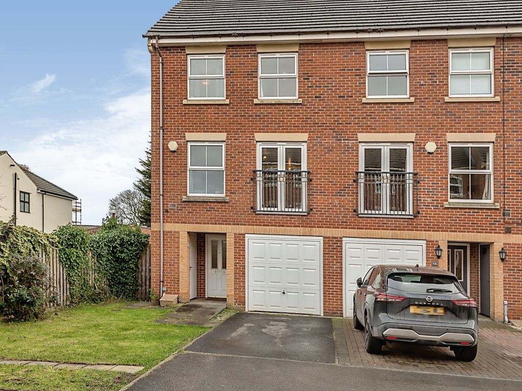 4 bed end terrace house for sale in Glebe Court, Rothwell, Leeds, West ...