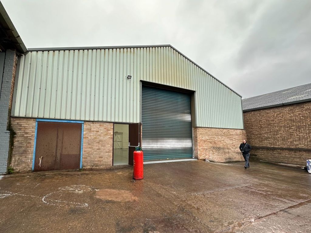 Warehouse to let in Cradley Road, Dudley DY2, £20,400 pa - Zoopla