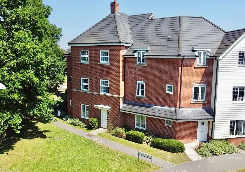 2 bed flat for sale in Clover Rise, Woodley, Reading RG5, £270,000 - Zoopla