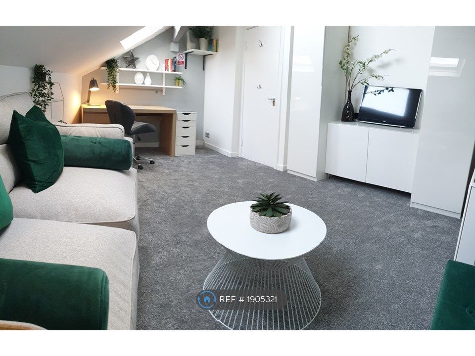 1 bed flat to rent in Sandy Lane, Manchester M21, £1,000 pcm - Zoopla