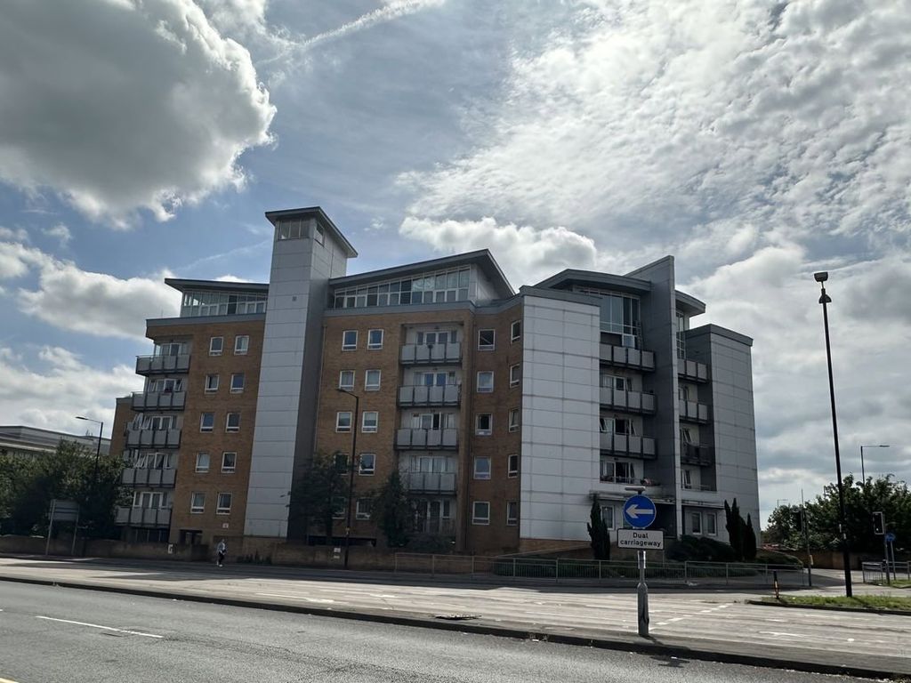 2 bed flat for sale in Tuns Lane, Slough SL1, £215,000 - Zoopla
