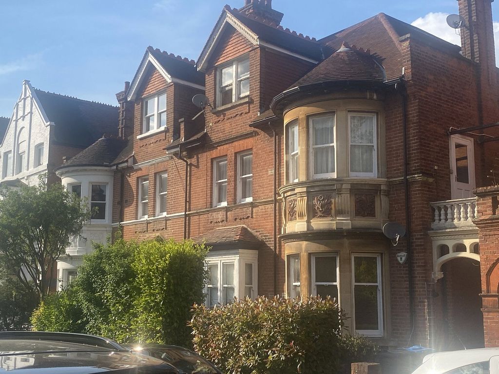 2 bed flat for sale in Surbiton Hill Road, Surbiton KT6, £585,000 - Zoopla